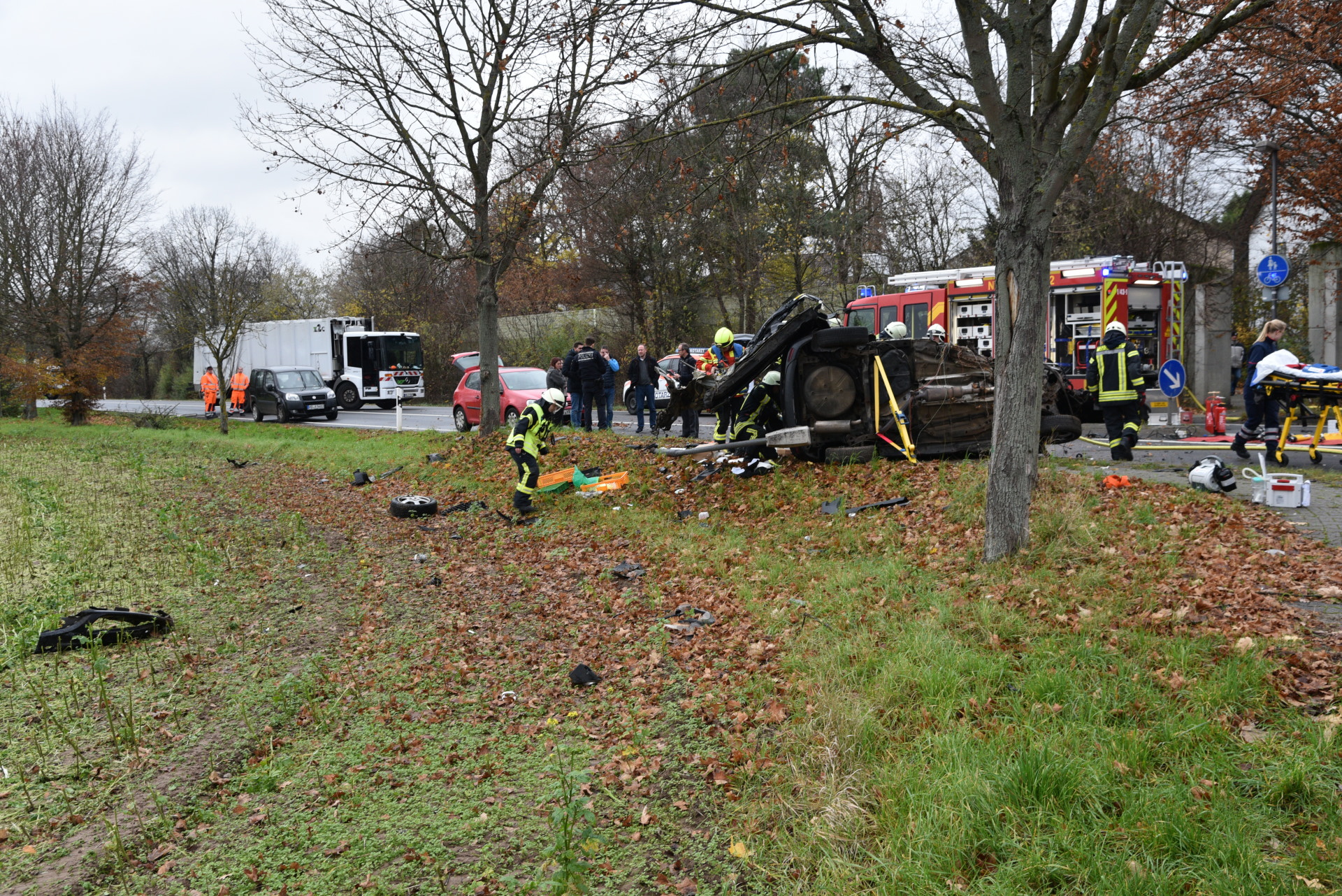 Auto kracht gegen Baum | Radio Regenbogen